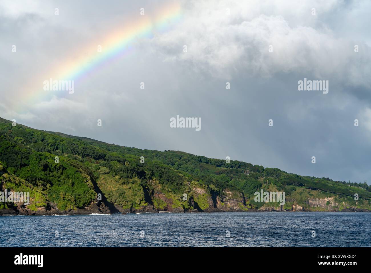 Ein leuchtender Regenbogen erstreckt sich über den Himmel über den ...