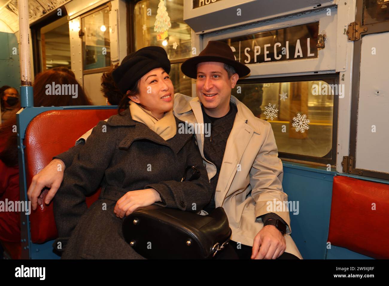 Cosplayer nehmen am 30. Dezember 2023 an den Holiday Nostalgia Rides Teil, die vom New York ...