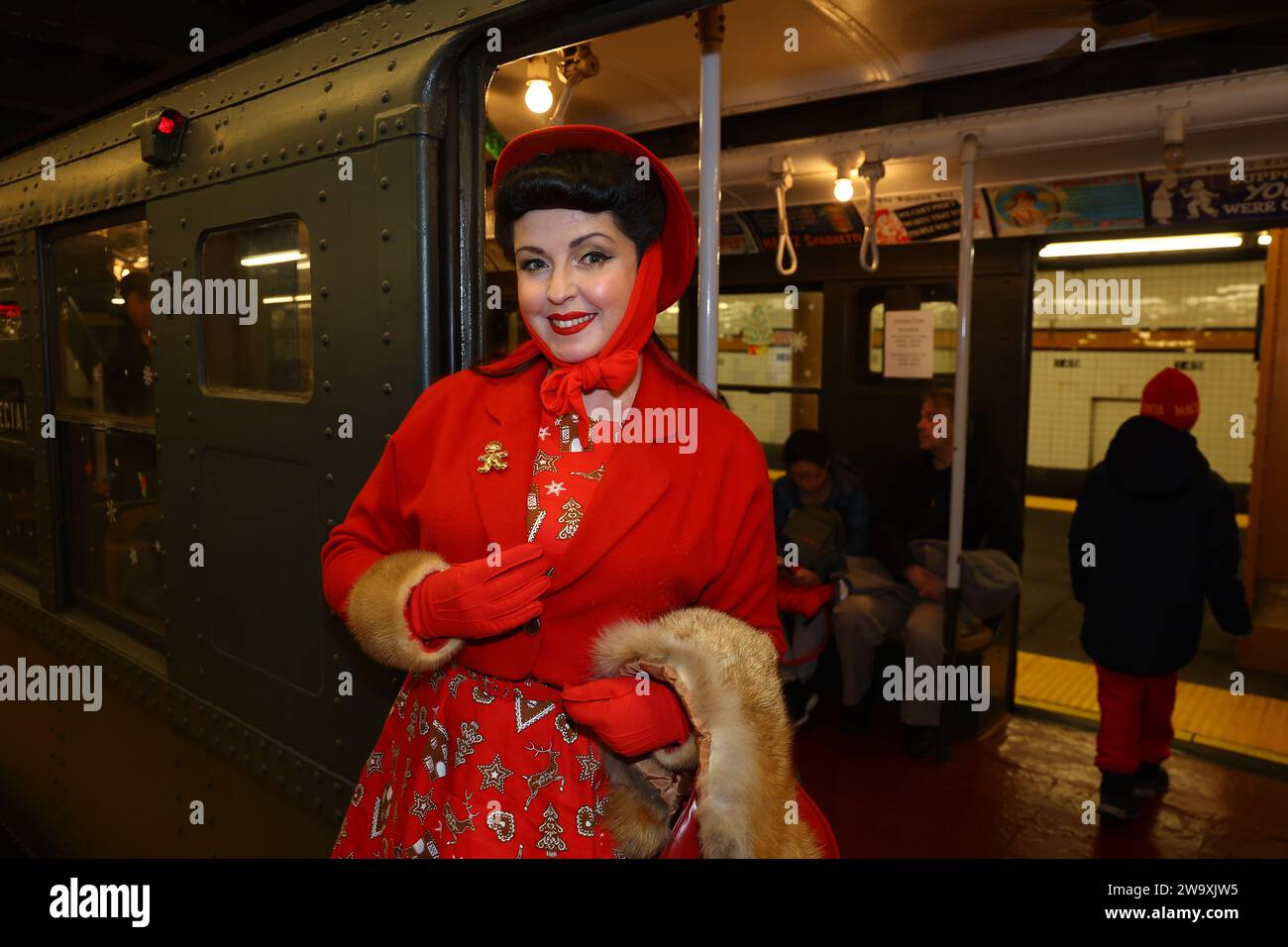 Cosplayer nehmen am 30. Dezember 2023 an den Holiday Nostalgia Rides Teil, die vom New York ...