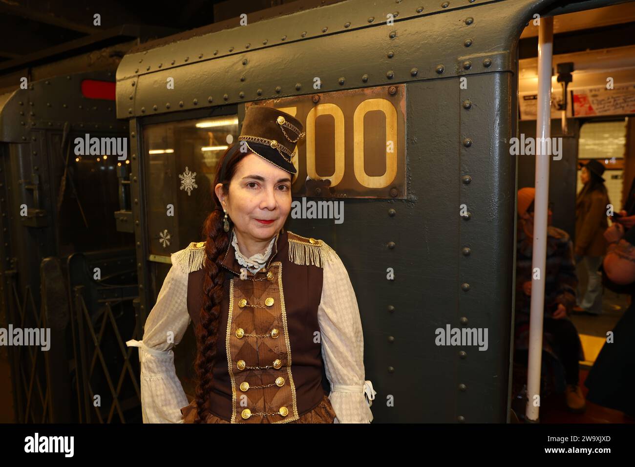 Cosplayer Mary Alice aus der Bronx ist in Vintage-Kleidung gekleidet und nimmt an den Holiday ...