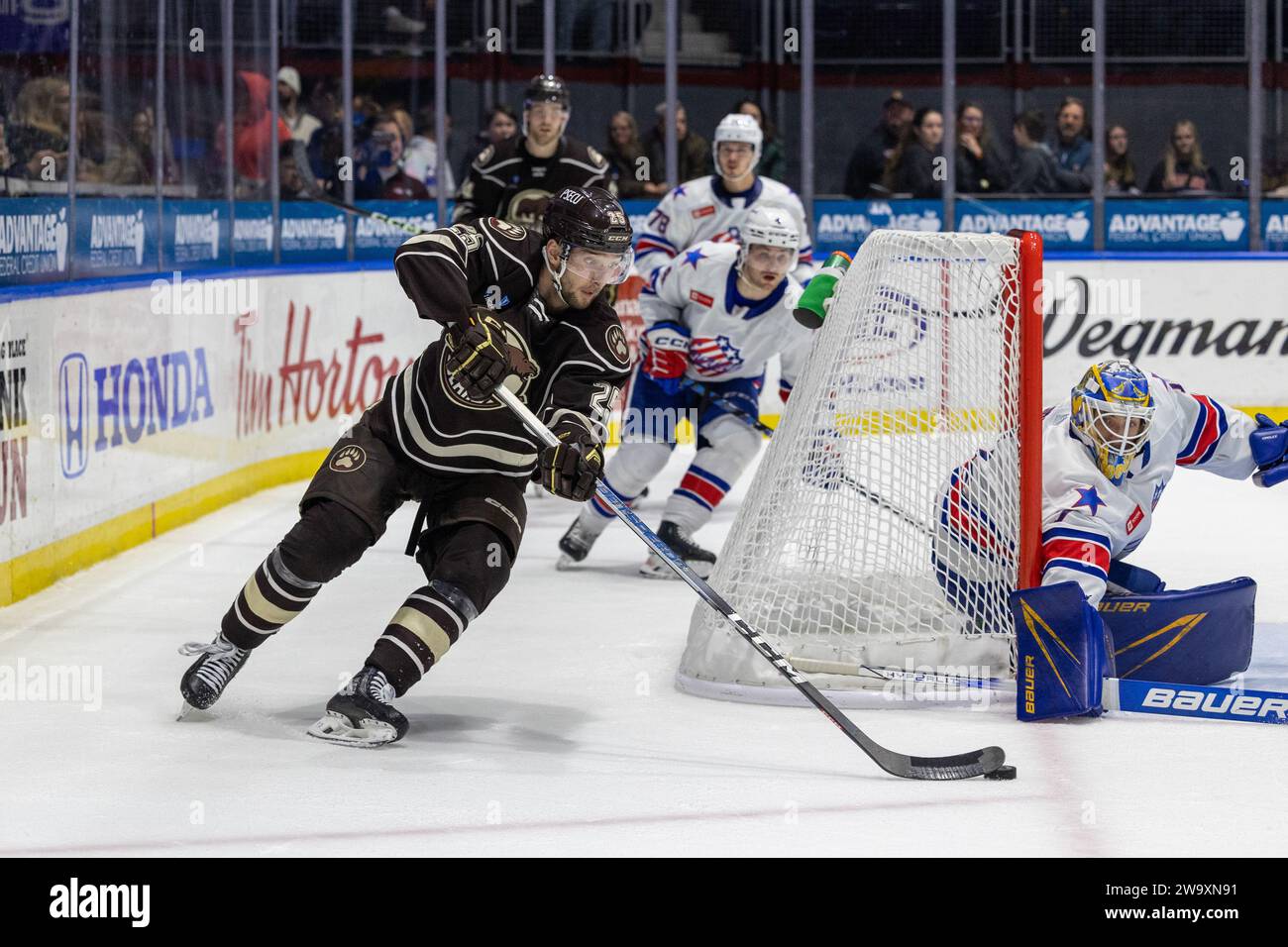 Rochester, New York, USA. Dezember 2023. Hershey spielt Ryan Hofer (25 ...