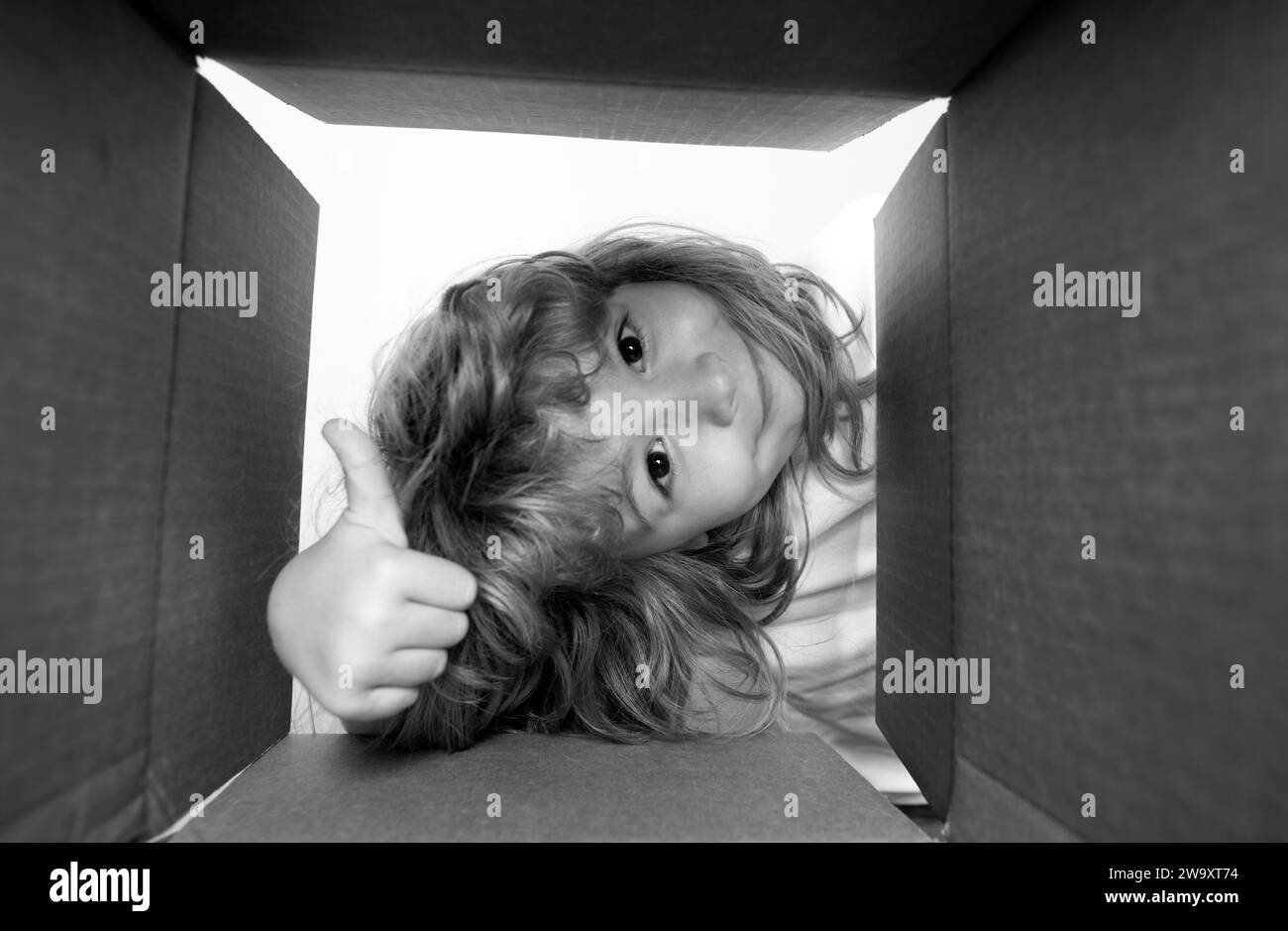 Überrascht Kind Junge mit Daumen nach oben Auspacken, Öffnen Karton und ...