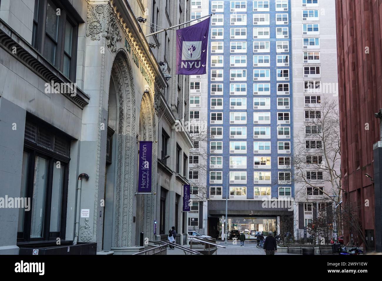 Eine Flagge der New York University hängt an einem Gebäude des Campus ...