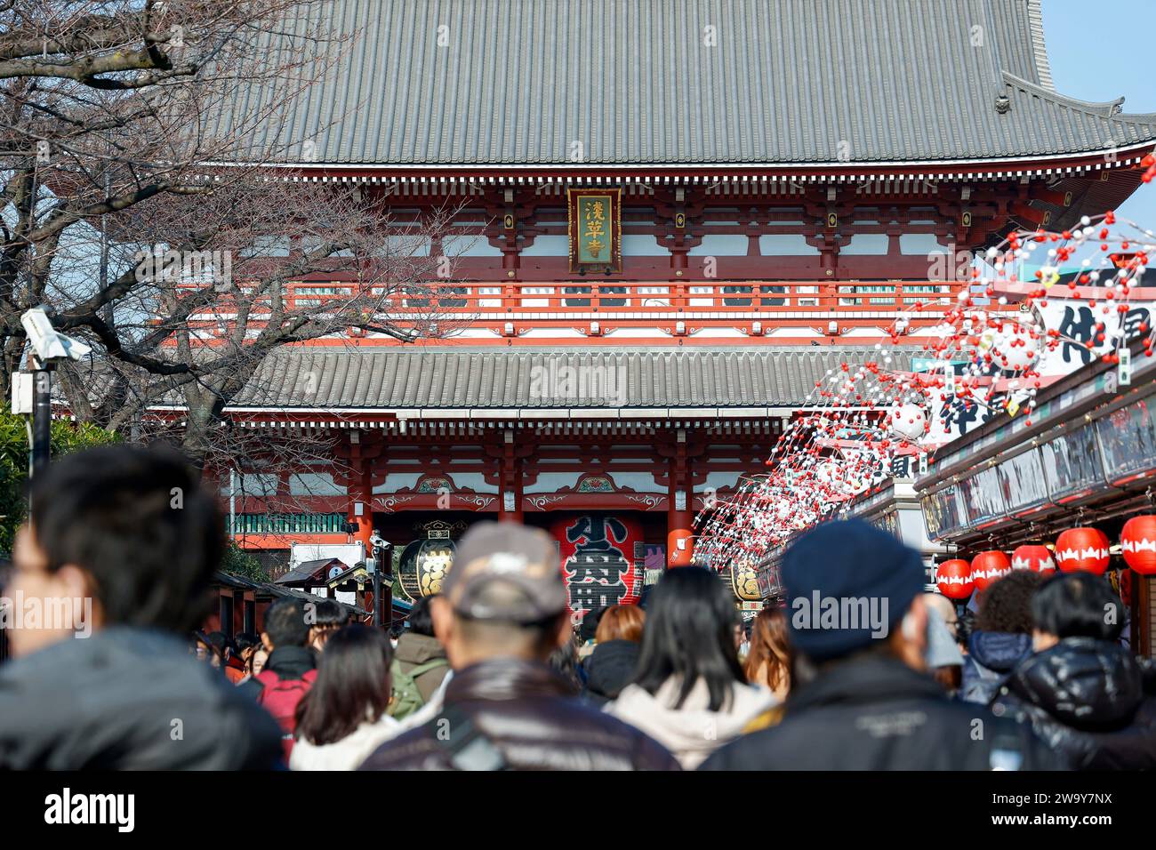 Tokio, Japan. Dezember 2023 31. Besucher treffen sich am Sensoji-Tempel ...