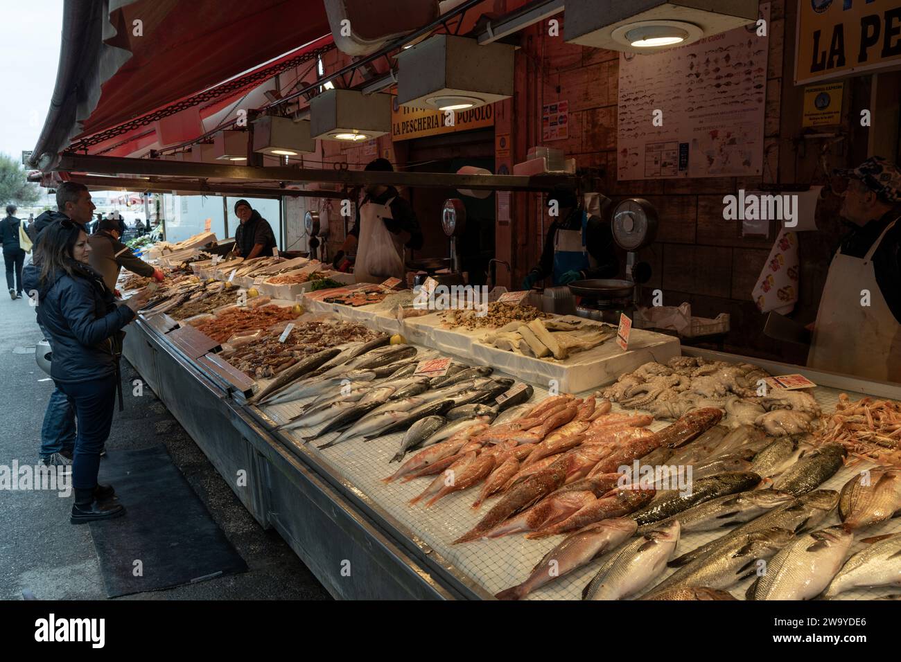 Syrakus, Italien - 28. Dezember 2023: Fischhändler verkaufen frischen ...