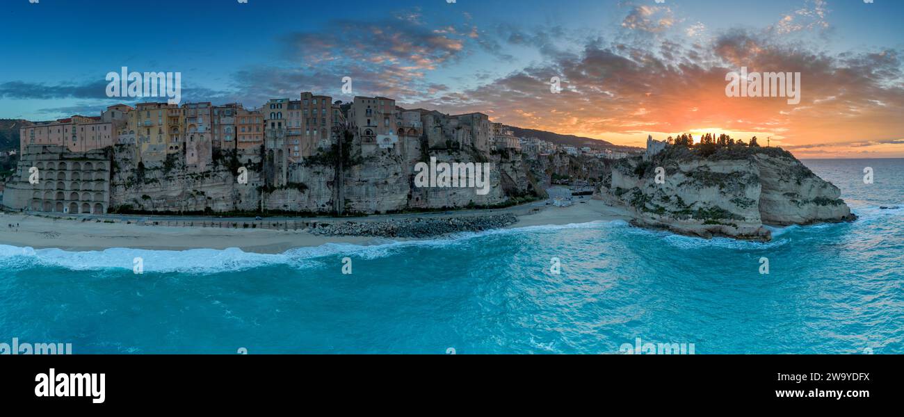 Tropea, Italien - 16. Dezember 2023: Panoramablick auf den Strand von ...