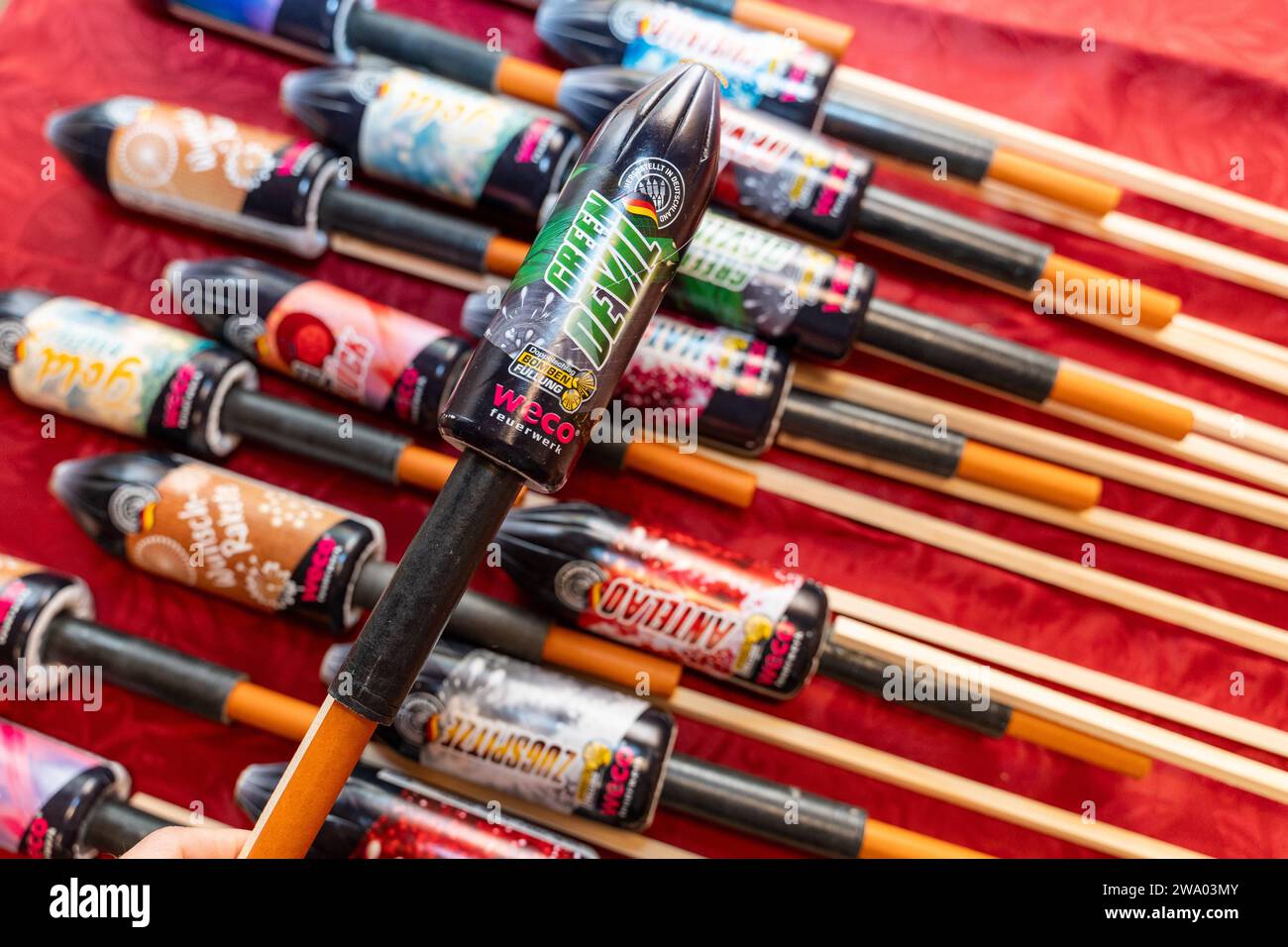 Kammlach, Bayern, Deutschland - 31. Dezember 2023: Raketen Feuerwerk ausgebreitet auf einem ...