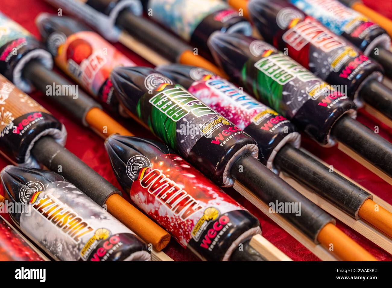 Kammlach, Bayern, Deutschland - 31. Dezember 2023: Raketen Feuerwerk ...