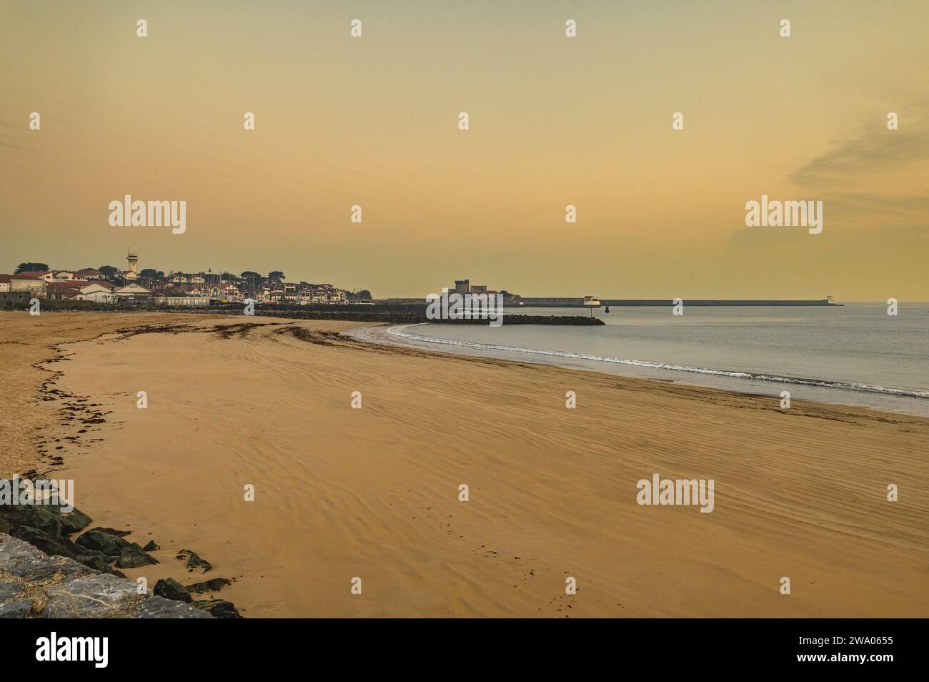 Goldener Sonnenaufgang der Stadt Sokoa und des Hafens, von der ...