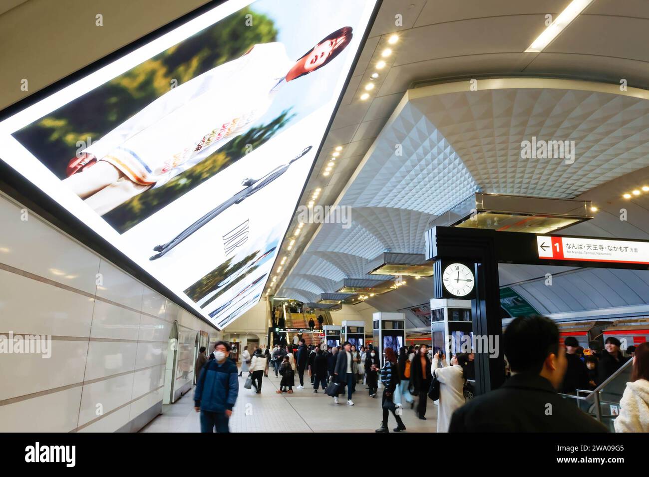 Osaka Metro begann die Ausstrahlung der weltweit größten Digital ...