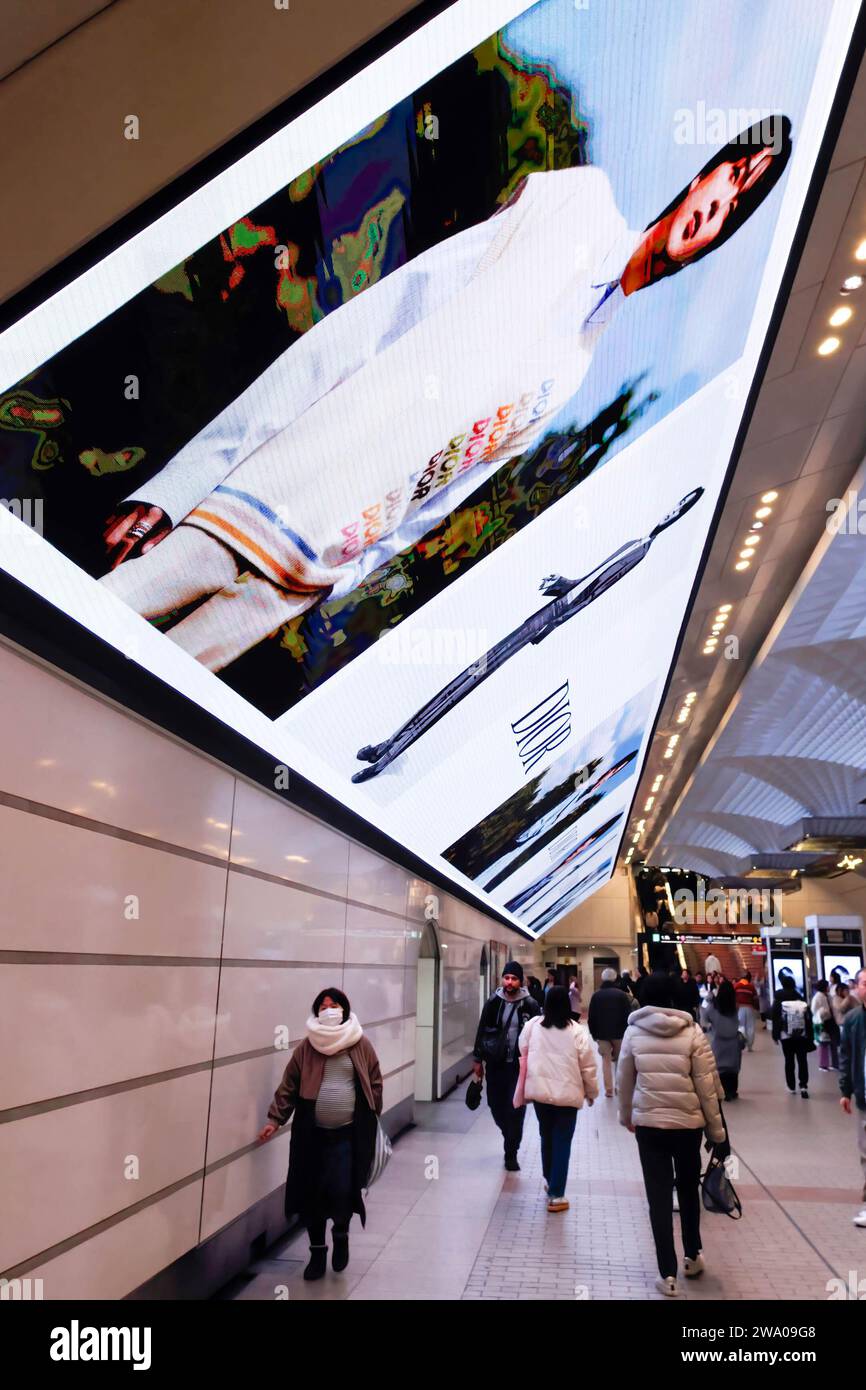 Osaka Metro begann die Ausstrahlung der weltweit größten Digital ...