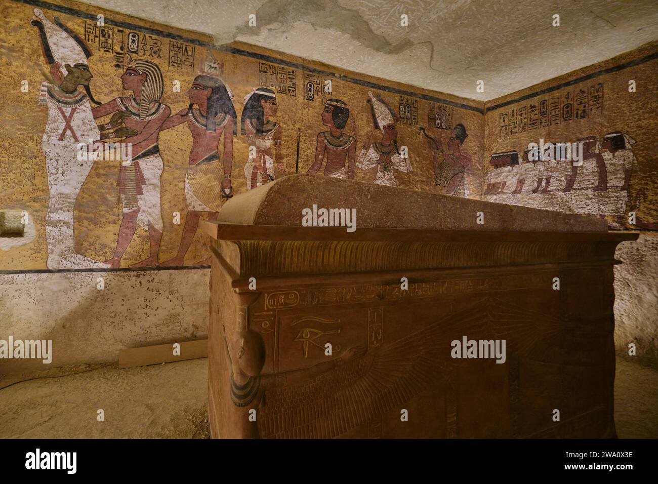Luxor, Ägypten - 26. Dezember 2023: Das königliche Grab des Königs Tutanchamun im Tal des Königs ...