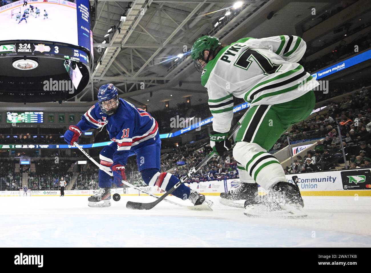 North Dakota Fighting Hawks Garrett Pyke (7) versucht, einen Schuss des ...