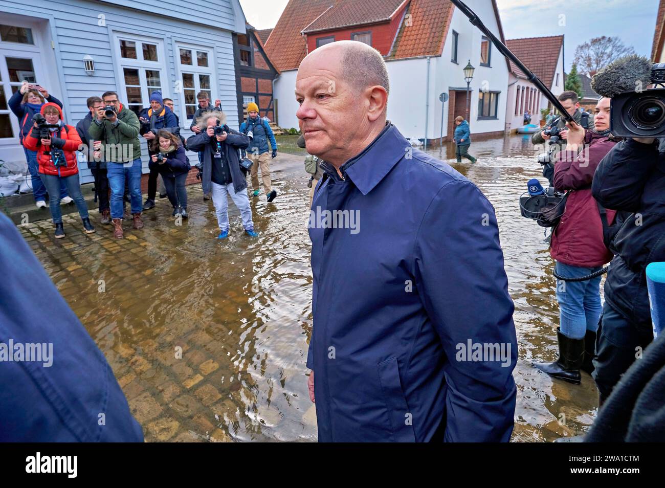 OLAF Scholz Bundeskanzler beim Besuch des Hochwassergebiets an der aller. Verden, 31.12.2023 ...