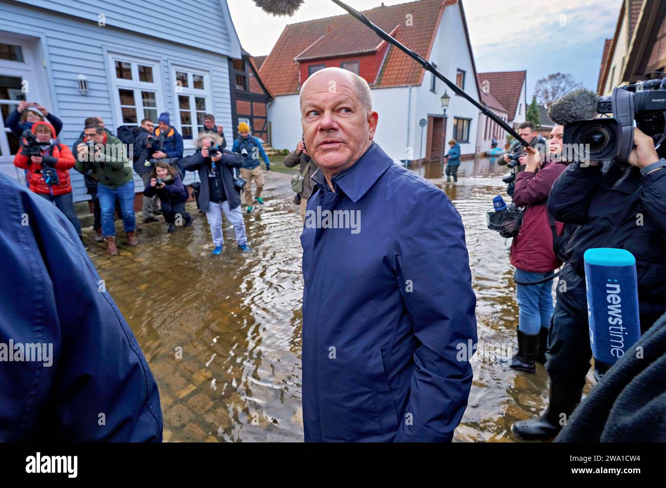 OLAF Scholz Bundeskanzler beim Besuch des Hochwassergebiets an der aller. Verden, 31.12.2023 ...