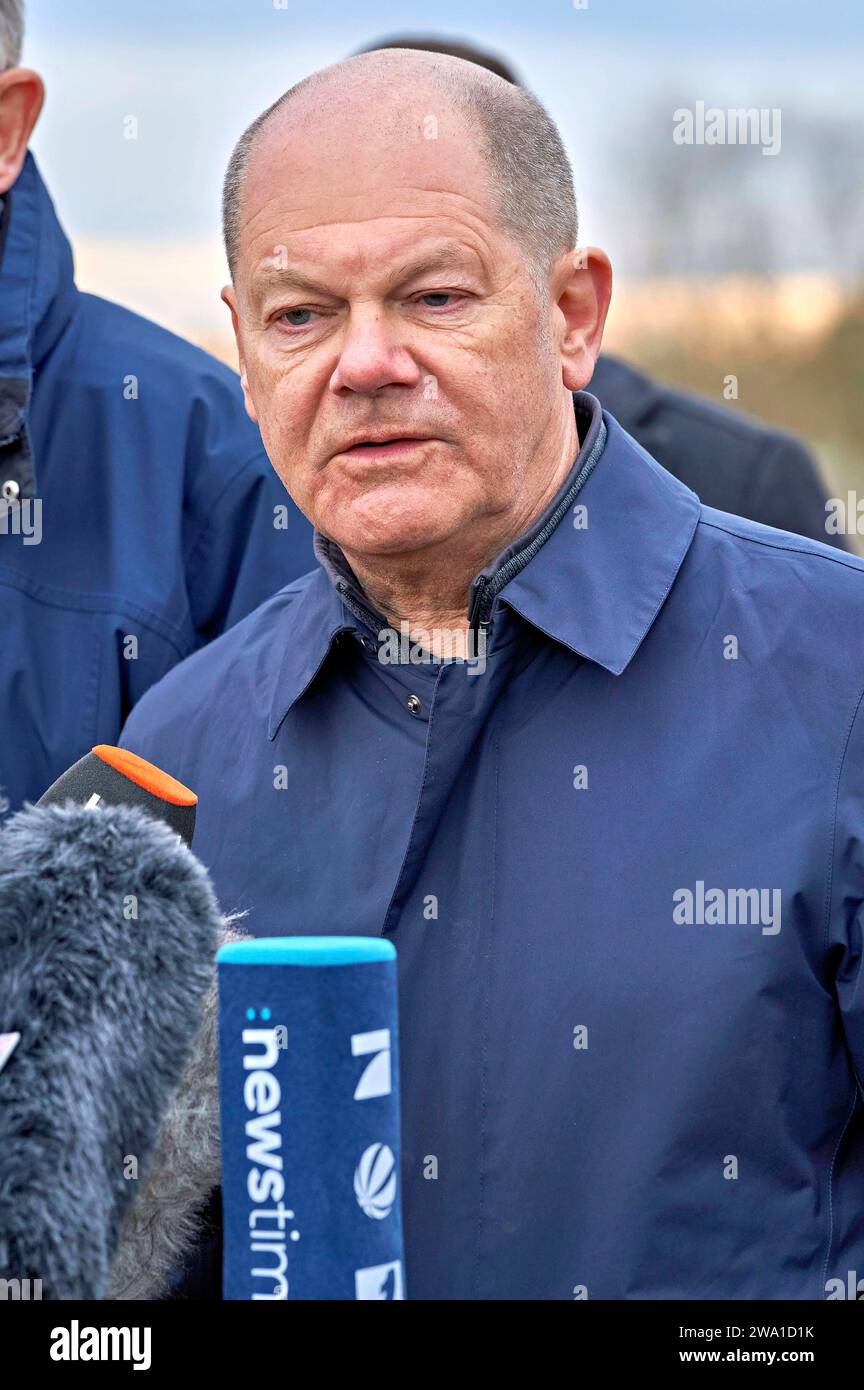 OLAF Scholz beim Besuch des Hochwassergebiets an der aller. Verden, 31. ...