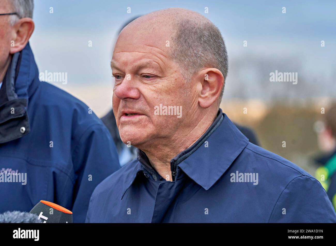 OLAF Scholz beim Besuch des Hochwassergebiets an der aller. Verden, 31. ...