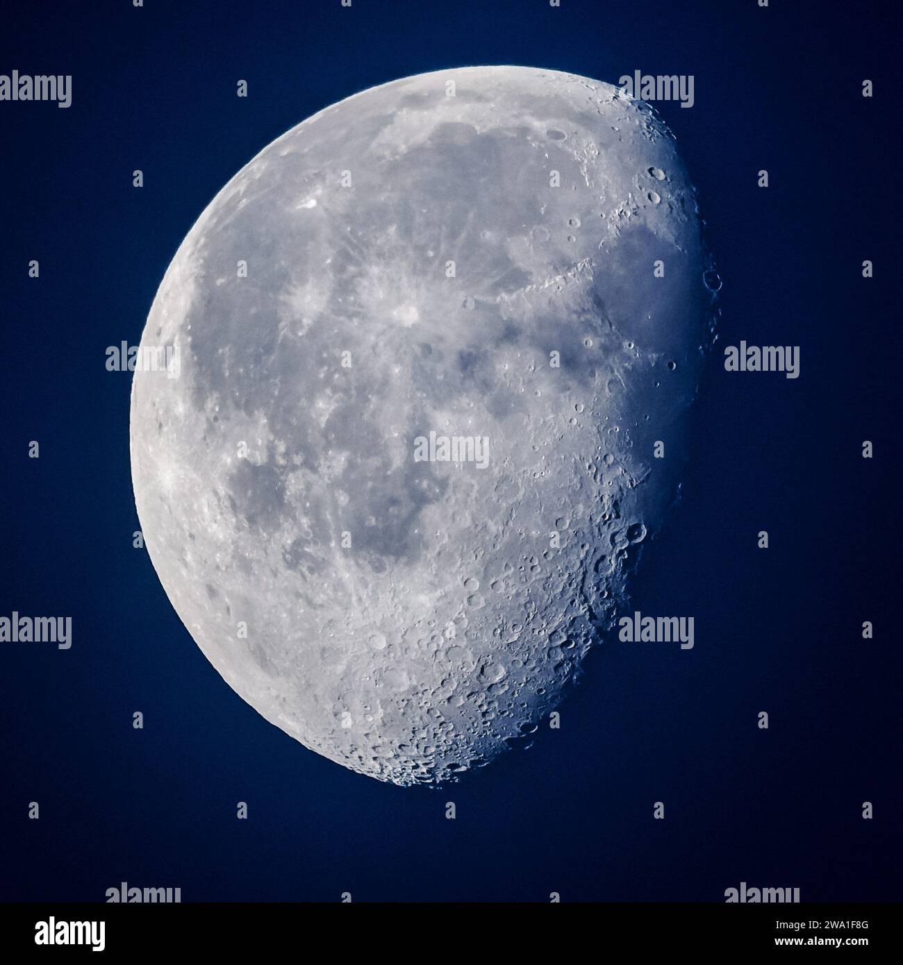 Der schwindende Mond fotografierte kurz vor Sonnenaufgang 2024 am ...