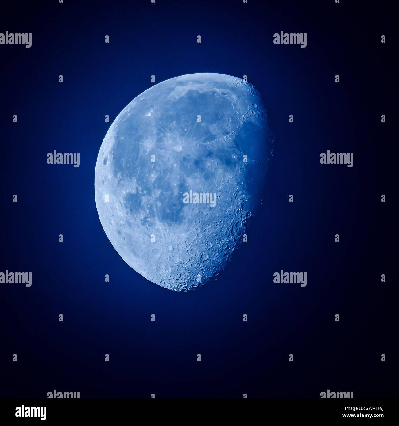 Der schwindende Mond fotografierte kurz vor Sonnenaufgang 2024 am ...