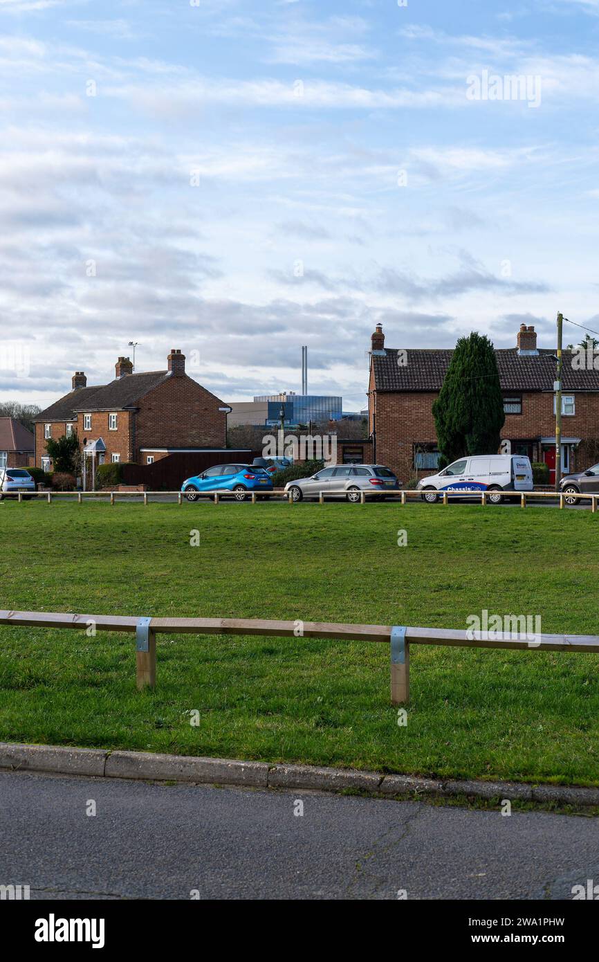 Blick über Gras auf Kirby Rise mit Energie aus der Abfallentsorgung im Hintergrund, Claydon ...