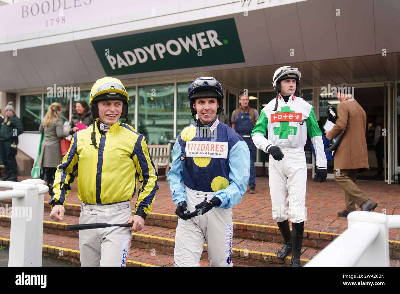 Jockeys James Bowen (links), Kielan Woods (Mitte) und Jack Quinlan vor ...