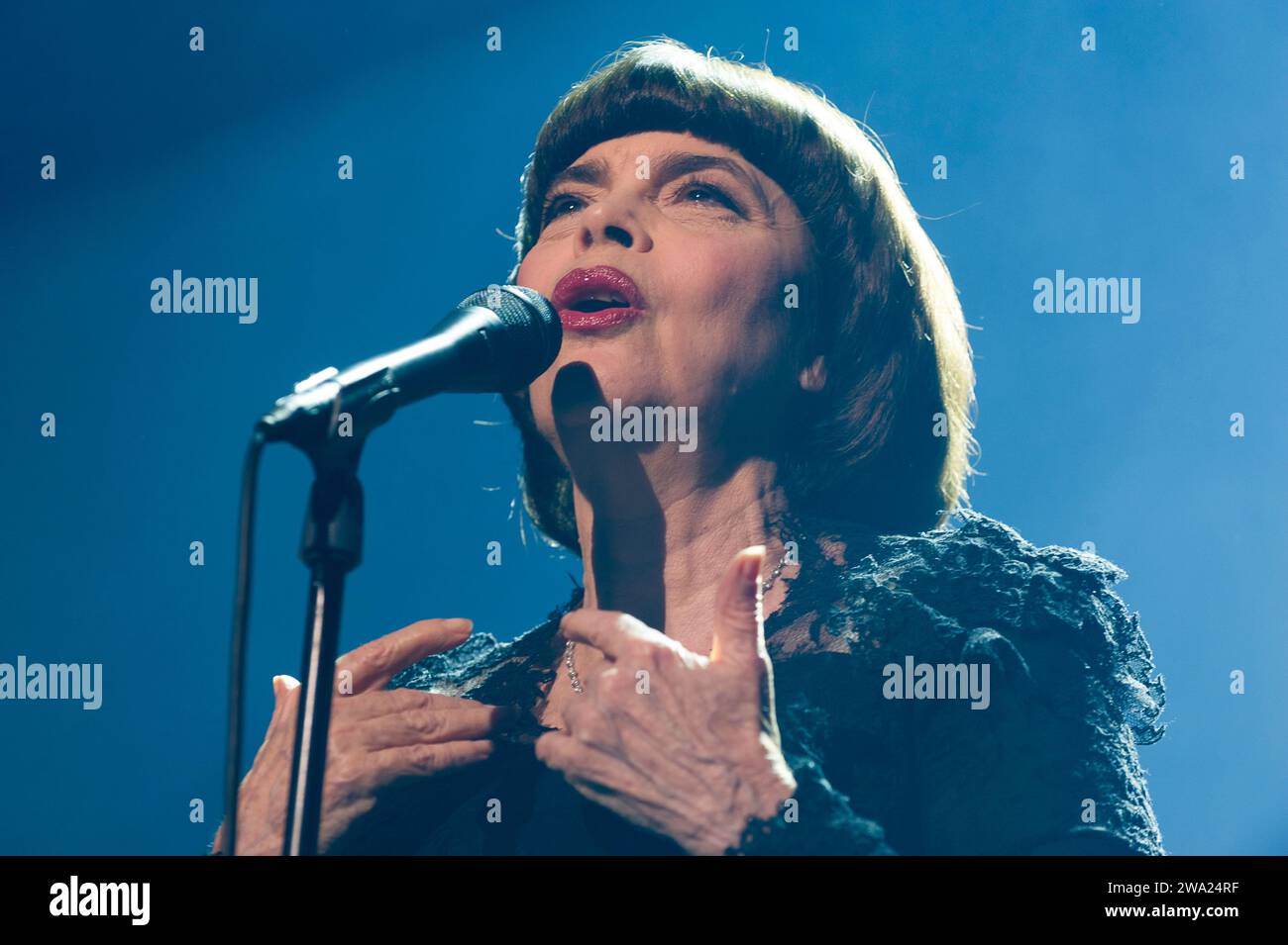 La Chanteuse francaise Mireille Mathieu en Concert au Cirque Royal | die französische Sängerin ...