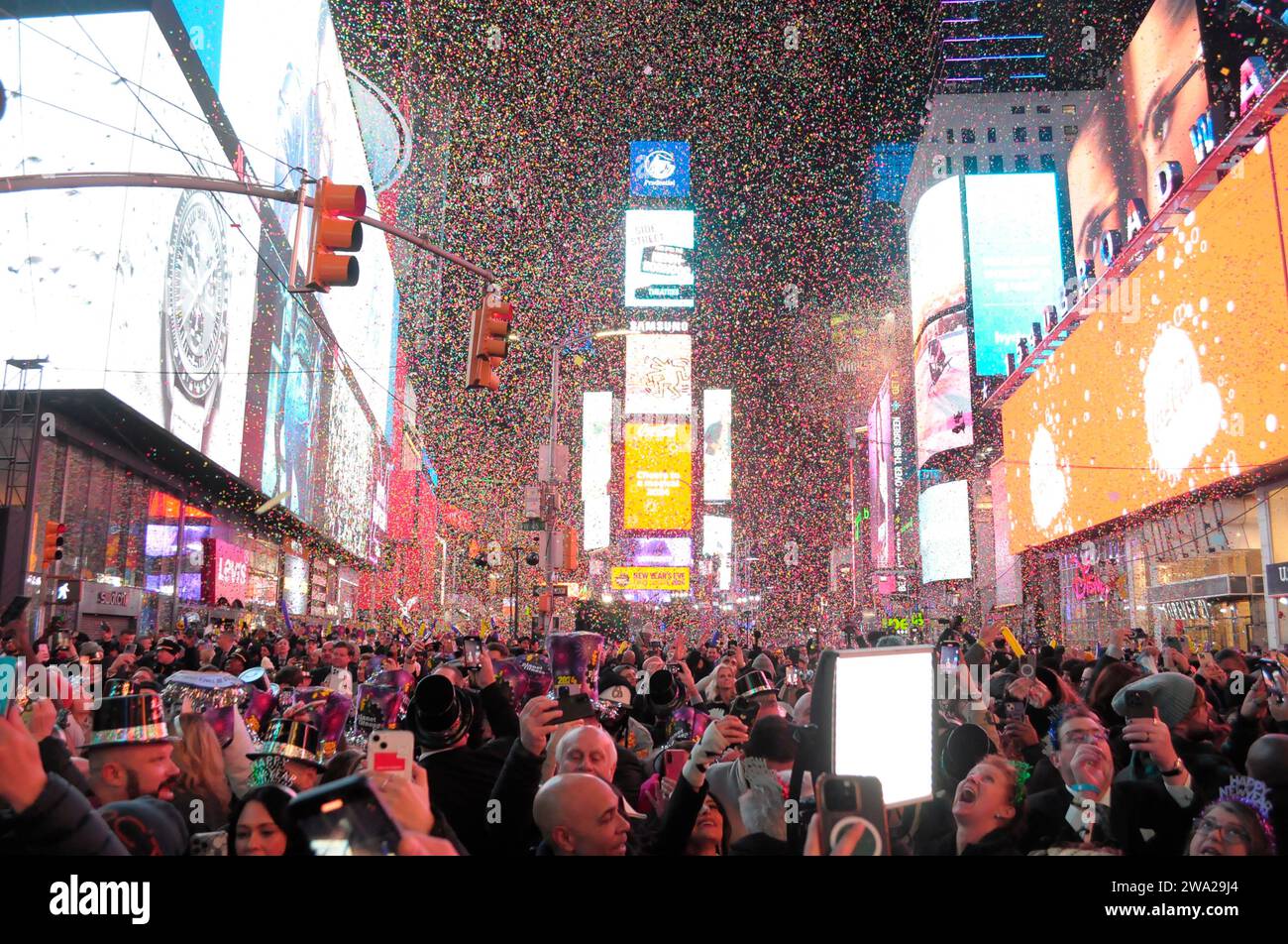 New York, Usa. Januar 2024. Nach dem Silvester-Ball-Drop, der den ...