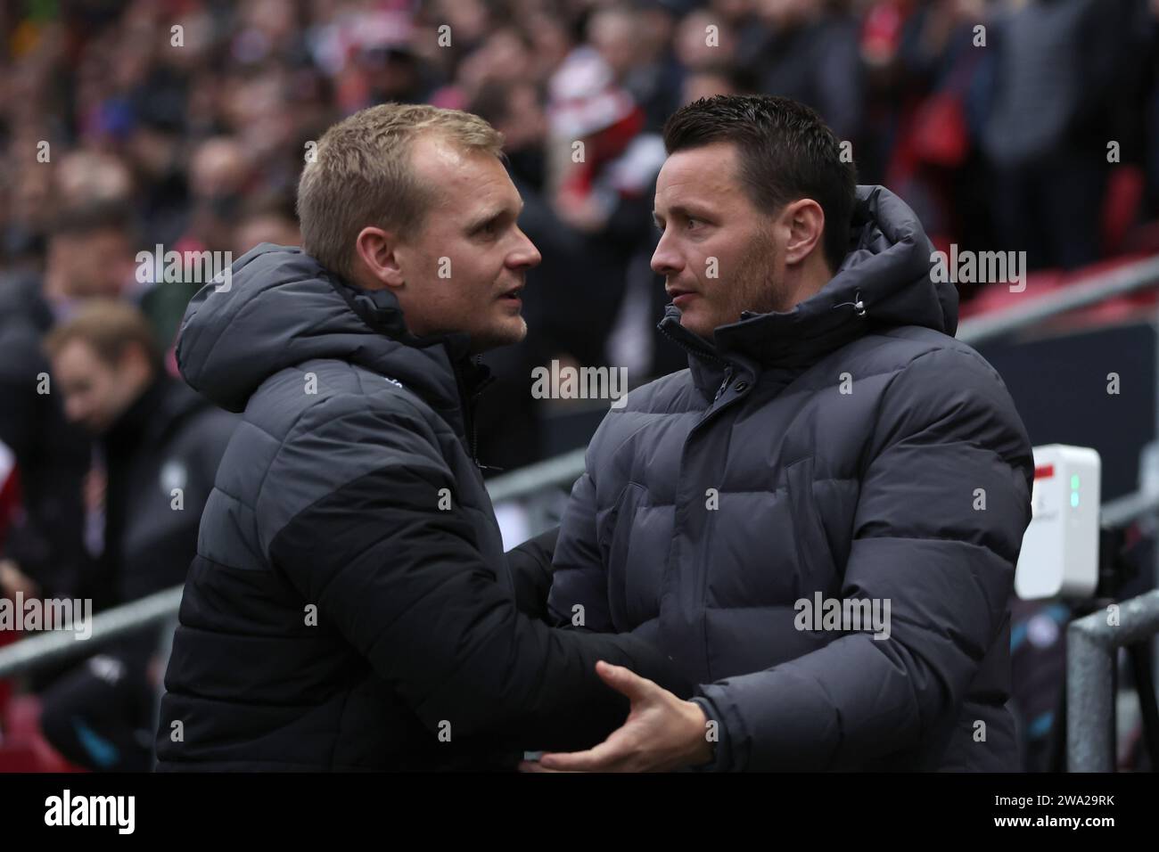 Bristol City Manager Liam Manning (links) begrüßt Millwall Manager Joe ...