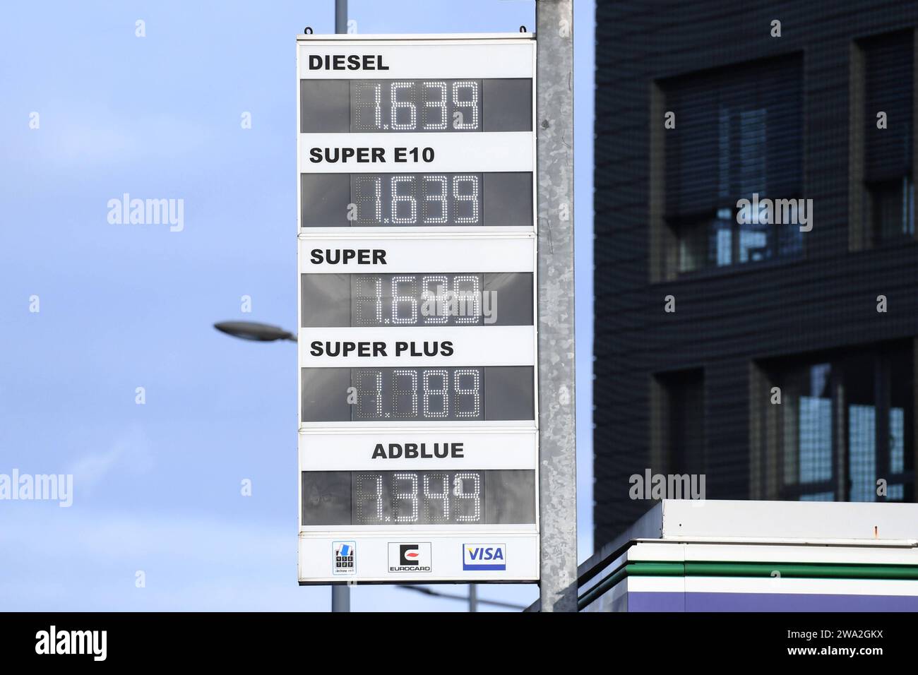 Spritpreise die Preise für Diesel und Benzin werden am 01.01.2024 an ...