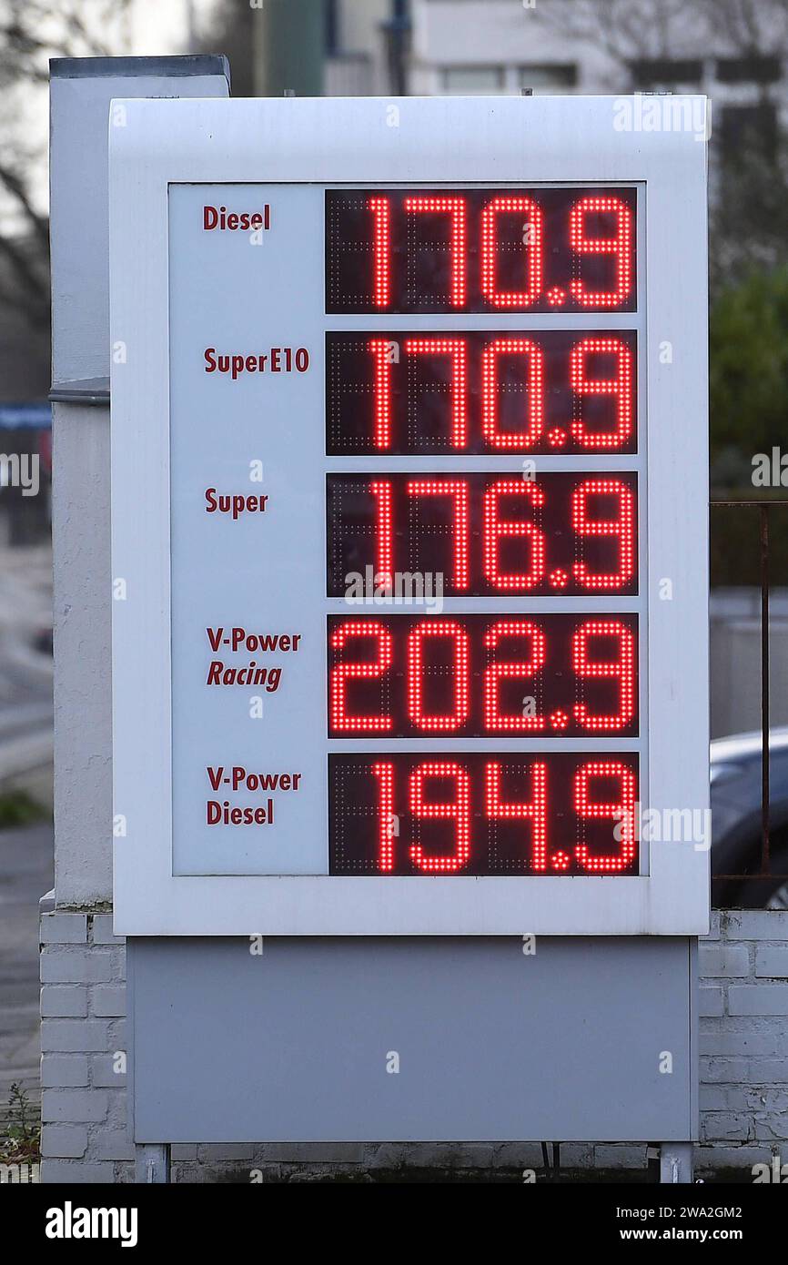 Spritpreise die Preise für Diesel und Benzin werden am 01.01.2024 an ...