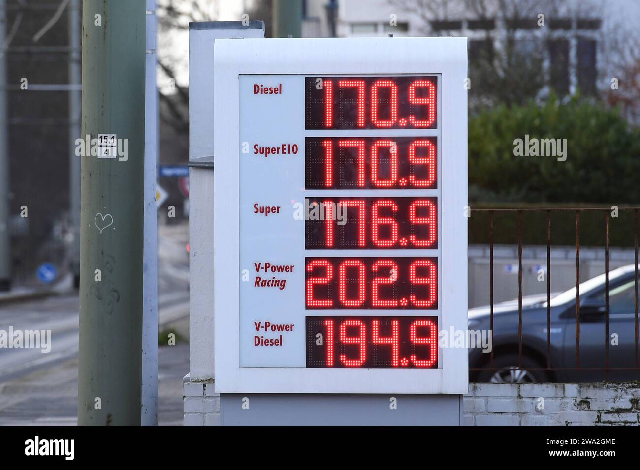 Spritpreise die Preise für Diesel und Benzin werden am 01.01.2024 an ...