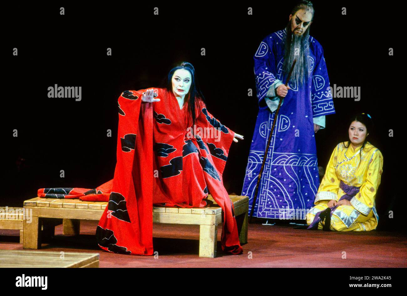 l-r: Gwyneth Jones (Prinzessin Turandot), Gwynne Howell (Timur), Yoko ...