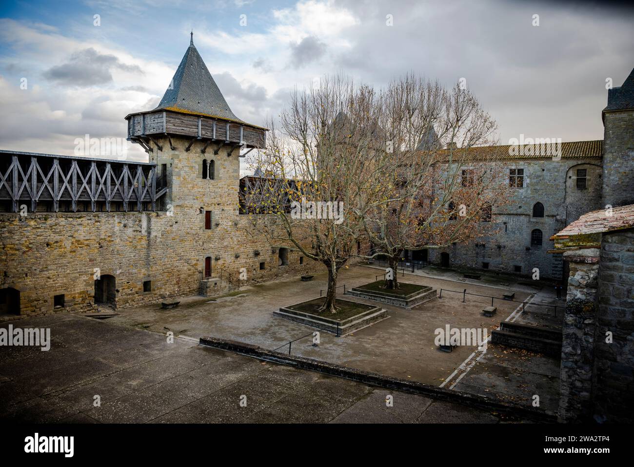 Zentraler Innenhof, Château Comtal, große, restaurierte Burg auf einem ...