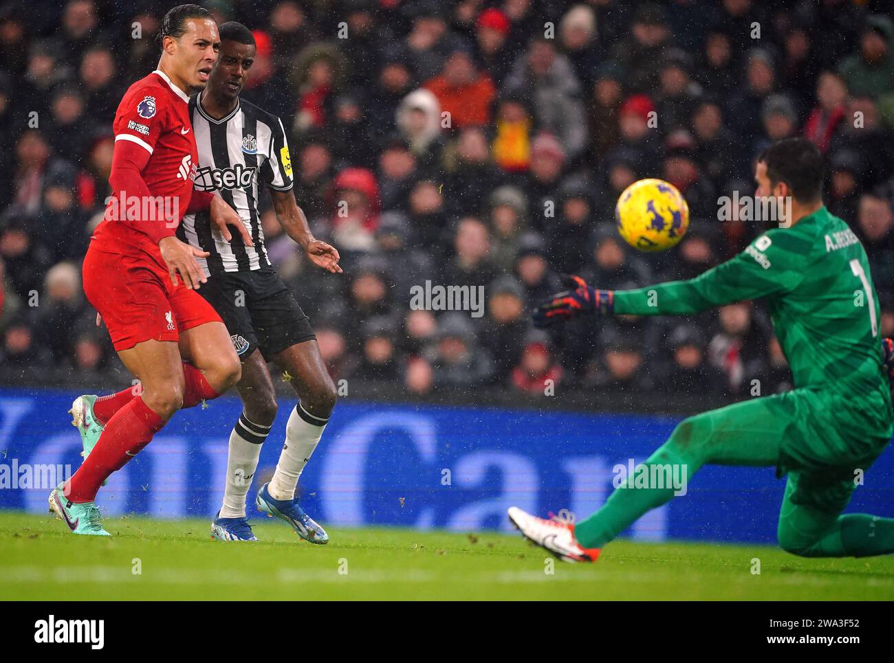 Alexander Isak von Newcastle United erzielt das erste Tor des Spiels ...