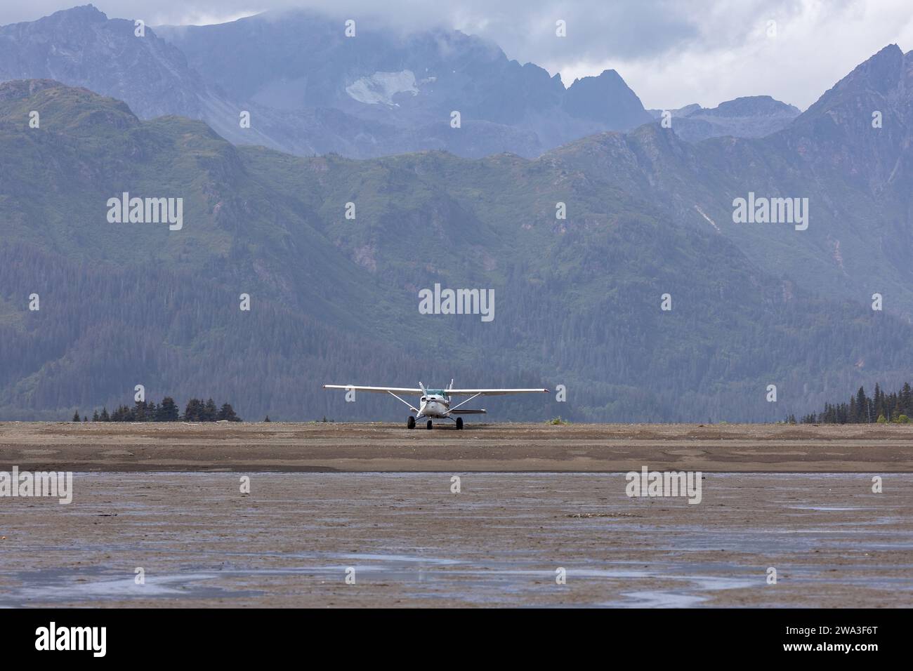 Flugzeug auf dem fluss in den bergen -Fotos und -Bildmaterial in hoher ...