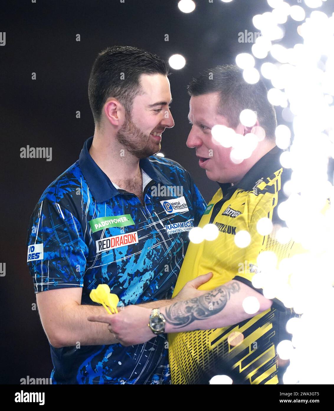 Luke Humphries feiert den Sieg über Dave Chisnall (rechts) am 14. Tag ...