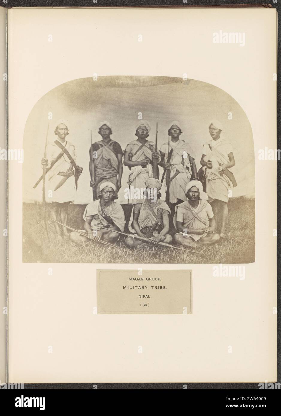 Porträt von acht Magar-Kämpfern aus Nepal, um 1858 - in oder vor 1868 ...
