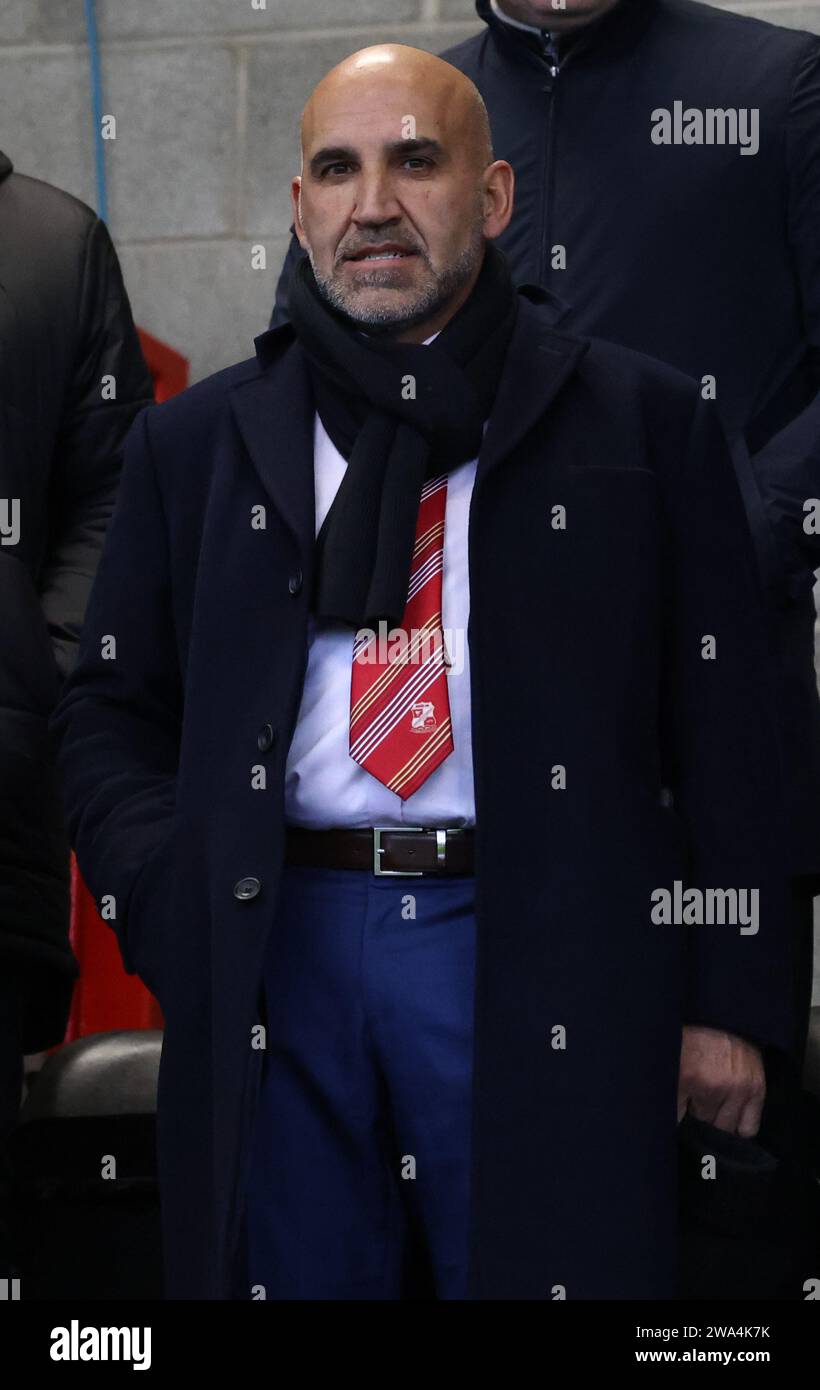 Der Besitzer des Swindon Town Football Clubs Clem Morfuni beobachtet ...