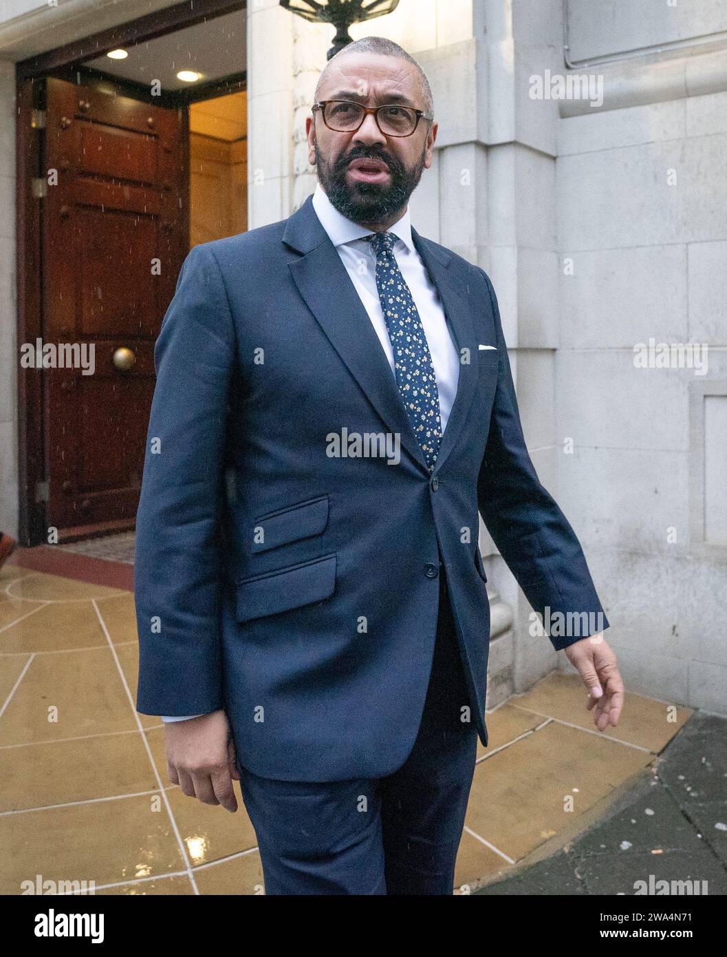 Innenminister James verlässt geschickt die Millbank Studios in ...