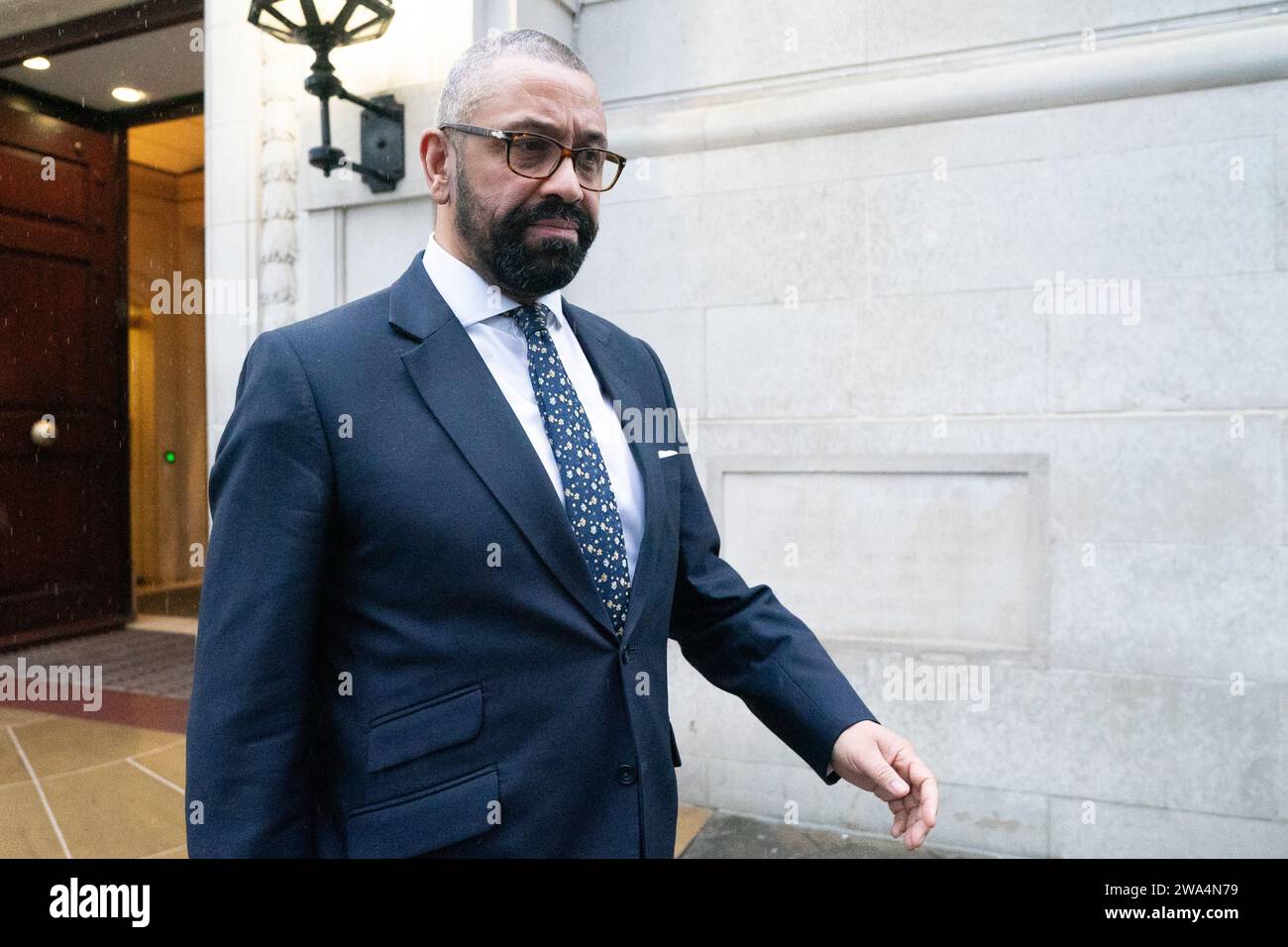 Innenminister James verlässt geschickt die Millbank Studios in ...