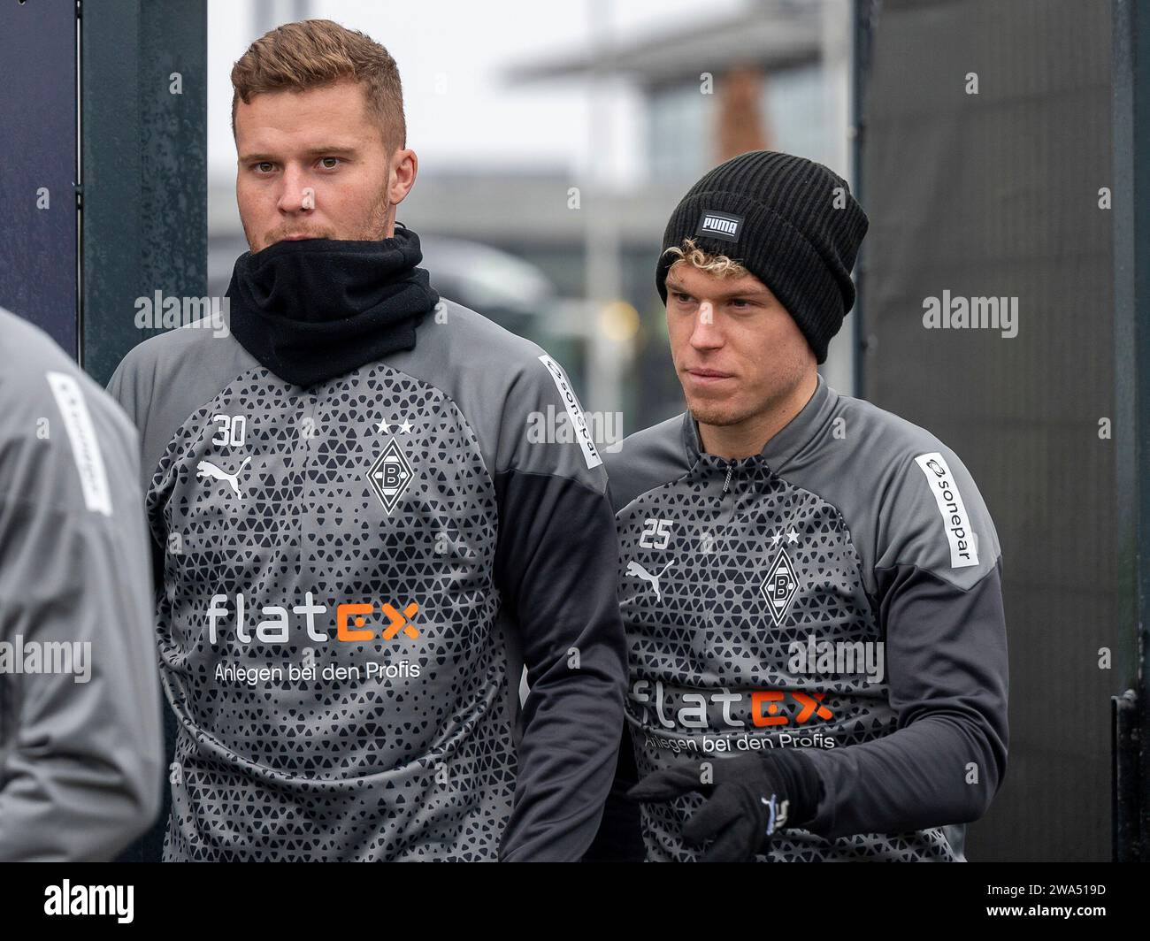 Nico Elvedi (Borussia Mönchengladbach, #30) und Robin Hack (Borussia Mönchengladbach, #25 ...