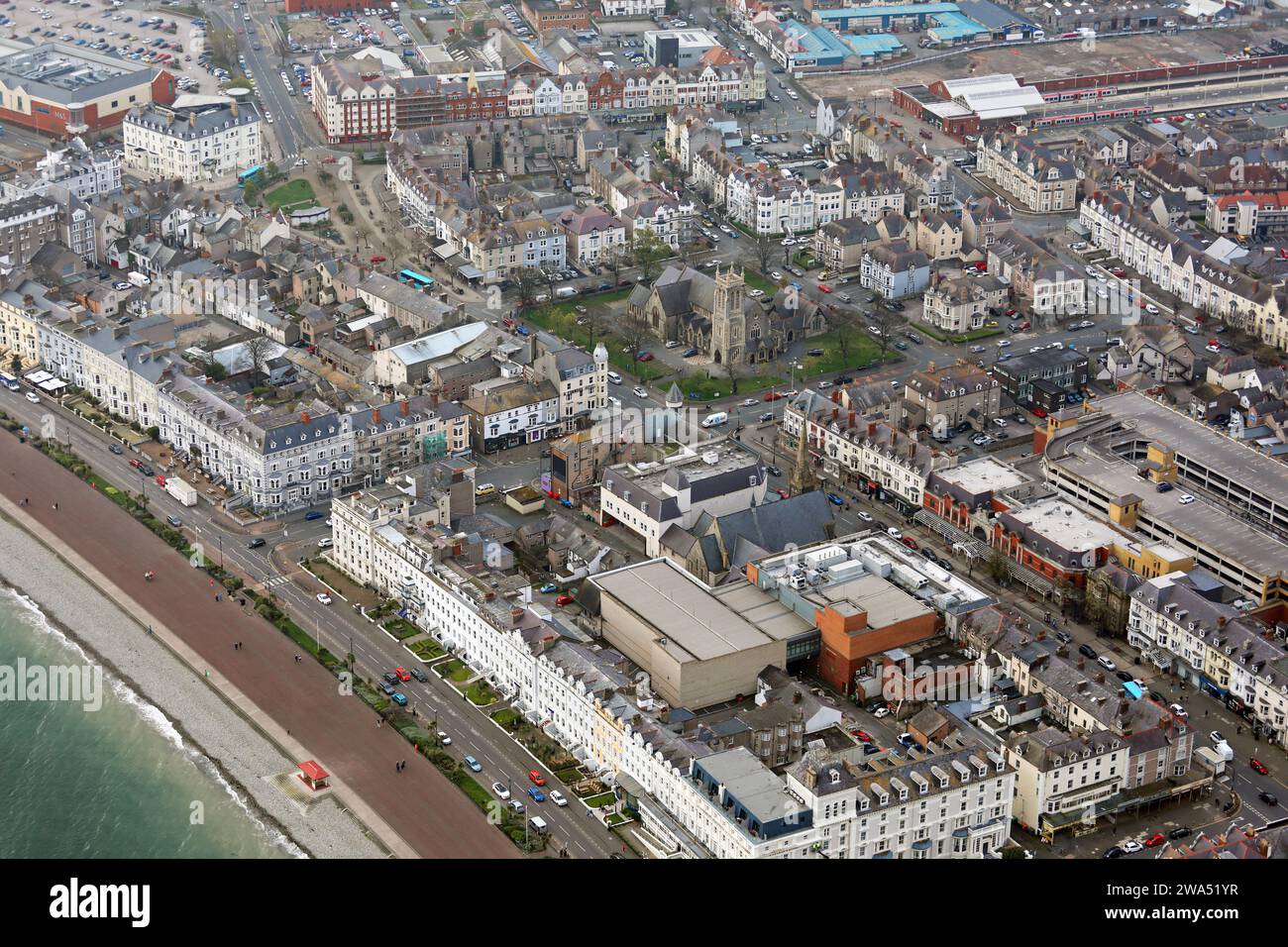 Blick aus der Vogelperspektive auf das Stadtzentrum von Llandudno. Die ...