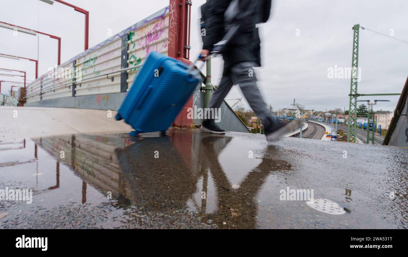 Bad Vilbel, Deutschland. Januar 2024. Ein Mann mit Koffer benutzt die ...