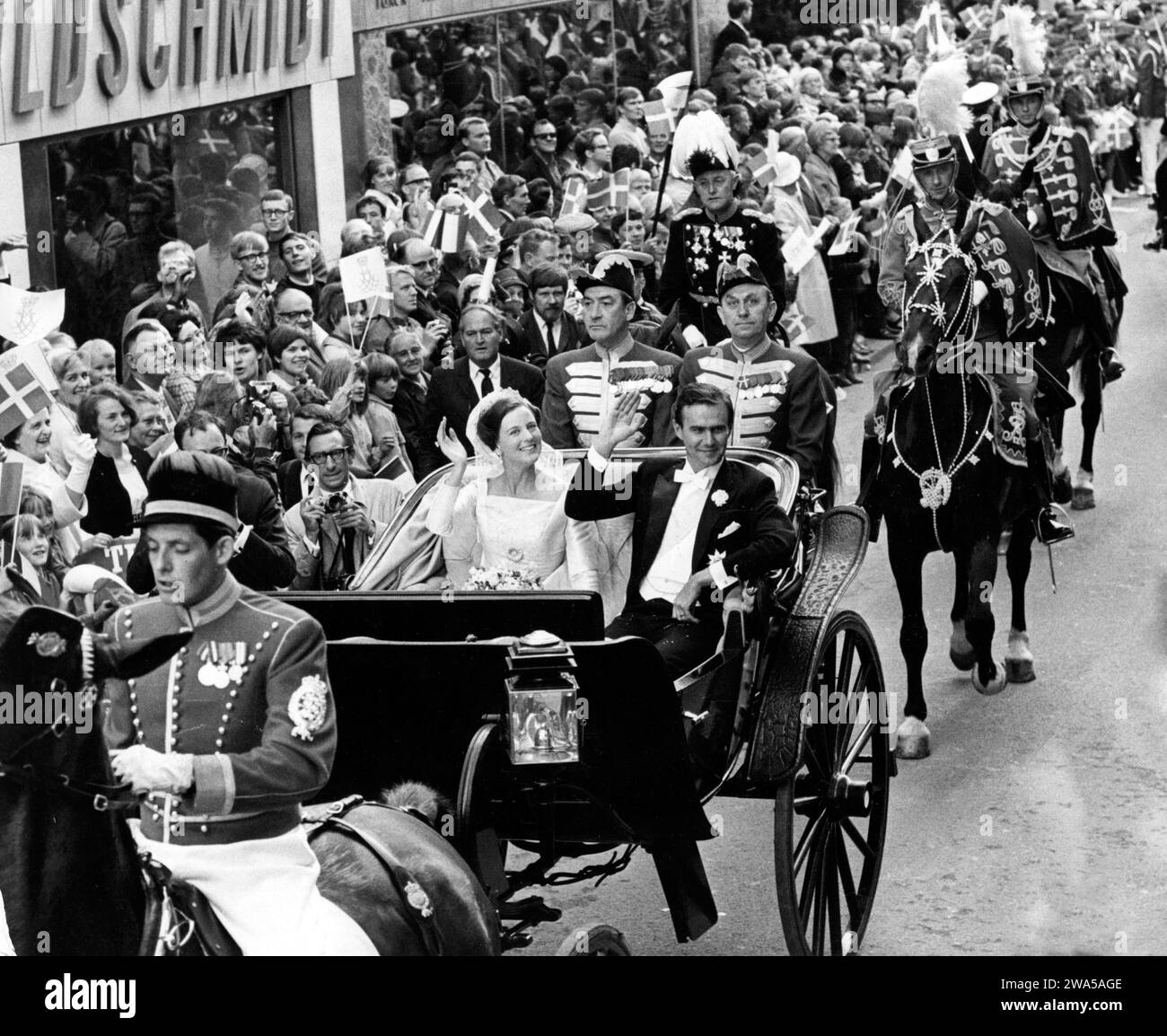 Akte - Prinzessin Margrethe und Prinz Henrik in der Kutsche durch die ...