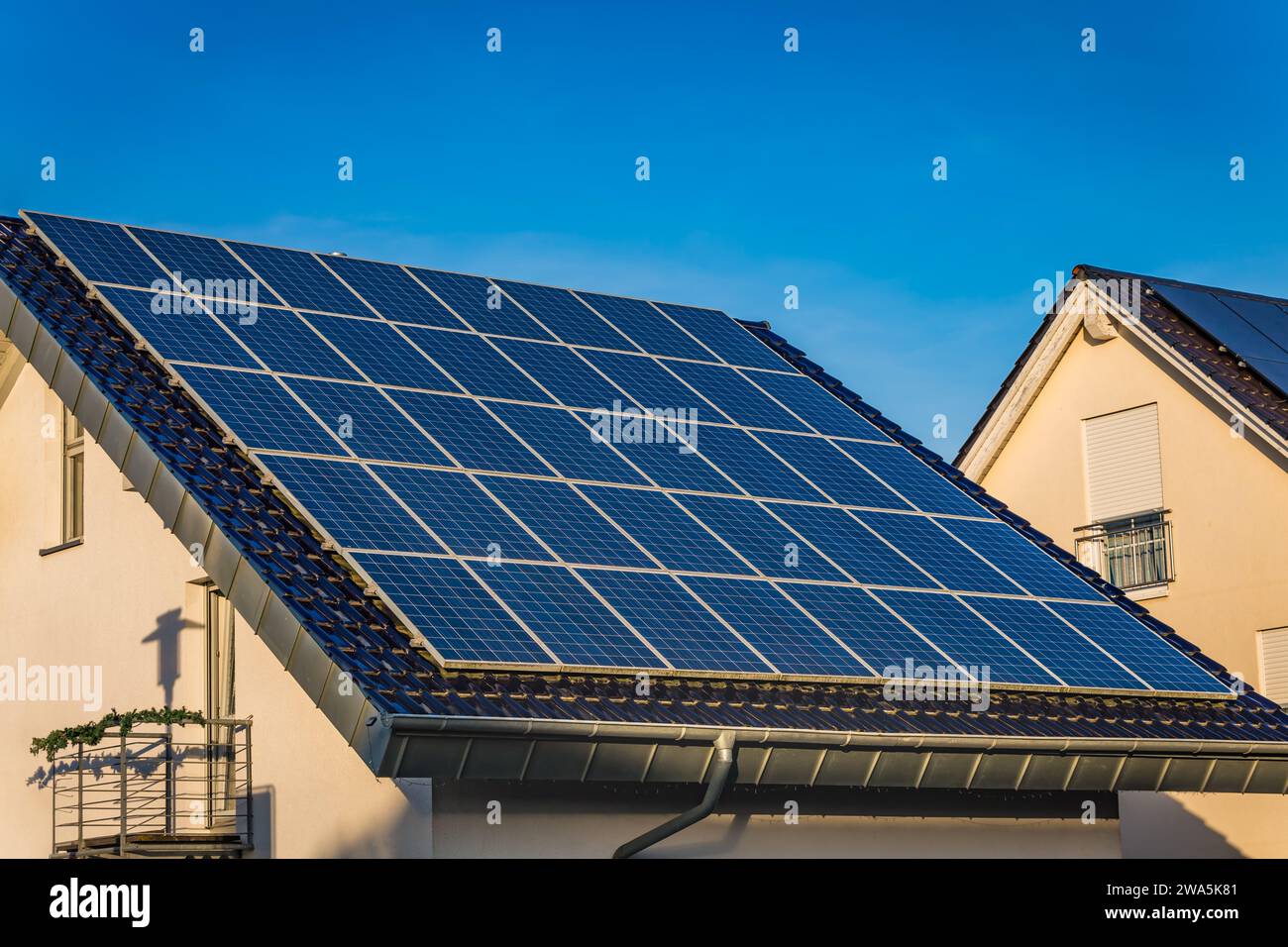 Photovoltaikpaneele auf dem Dach des Familienhauses, Solarpaneele ...