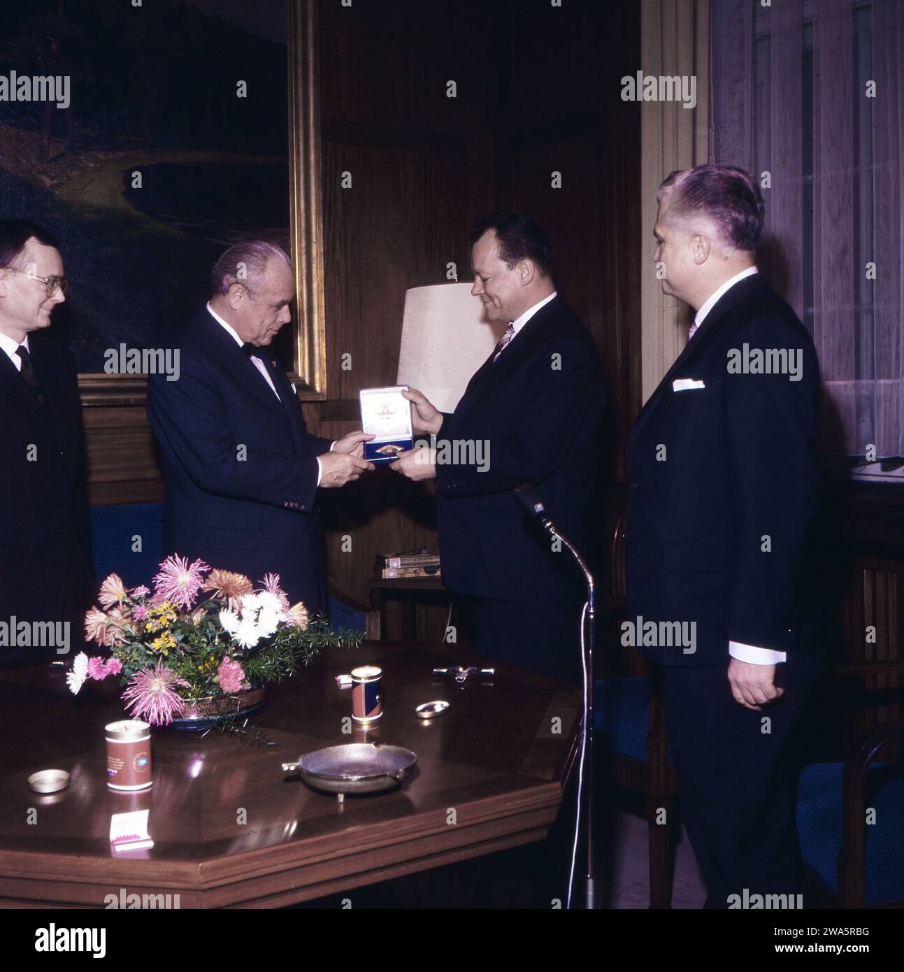 Der Regierende Bürgermeister von Berlin, Willy Brandt, bei der ...