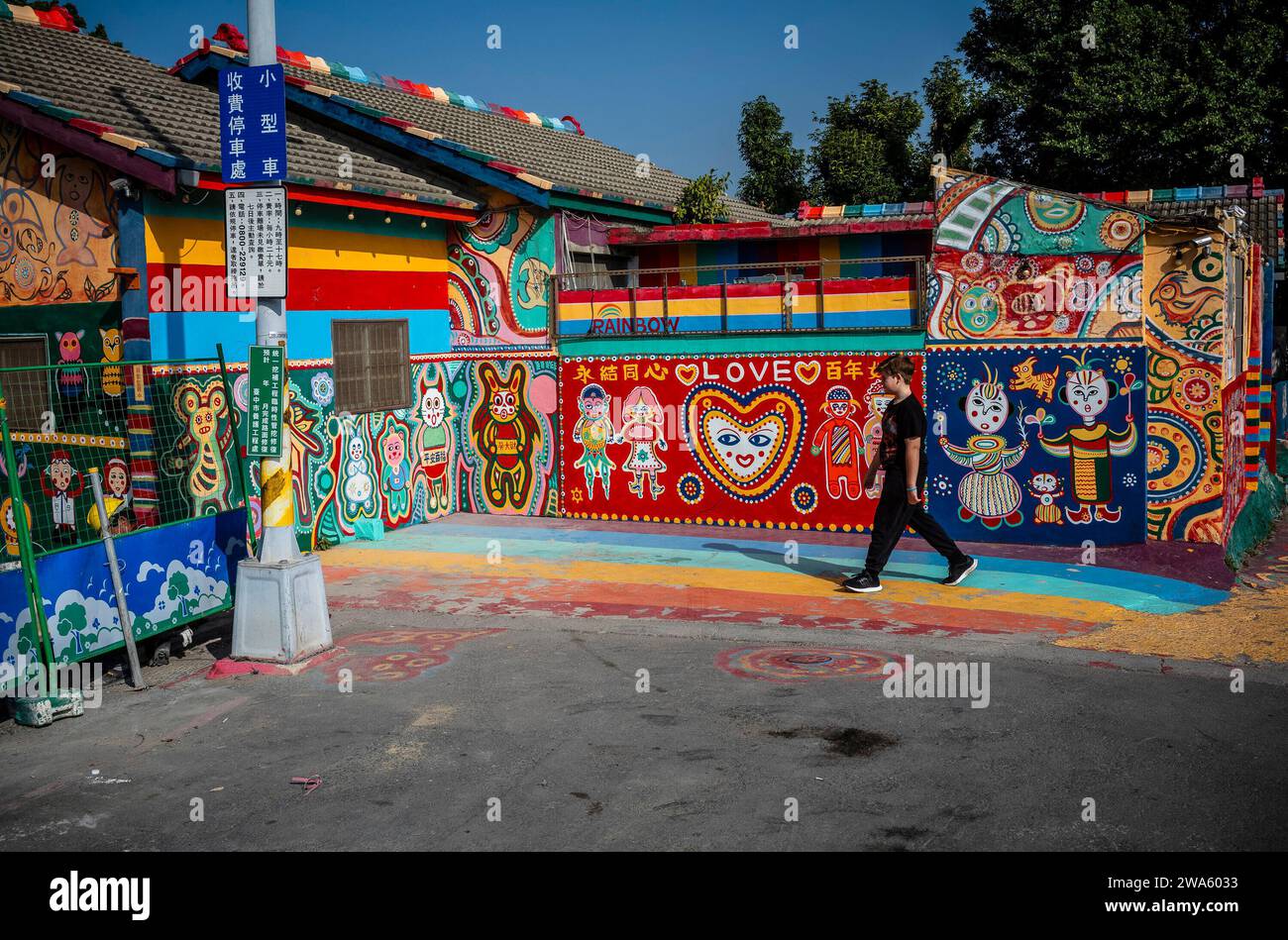 Taichung, China. Januar 2024. Menschen interagieren mit lebendiger ...