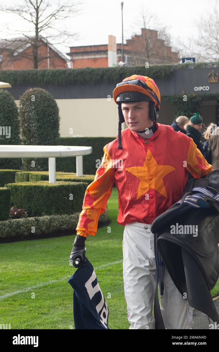 Ascot, Berkshire, Großbritannien. Dezember 2023. Jockey Conor Ring auf ...