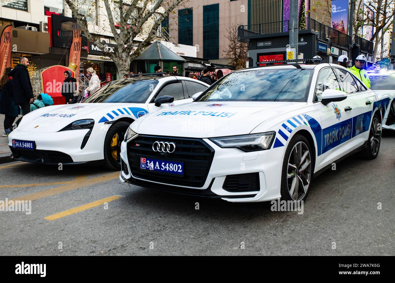 01 01 2024 Bagdat Straße Kadikoy Istanbul Porsche Taycan Turbo S und ...