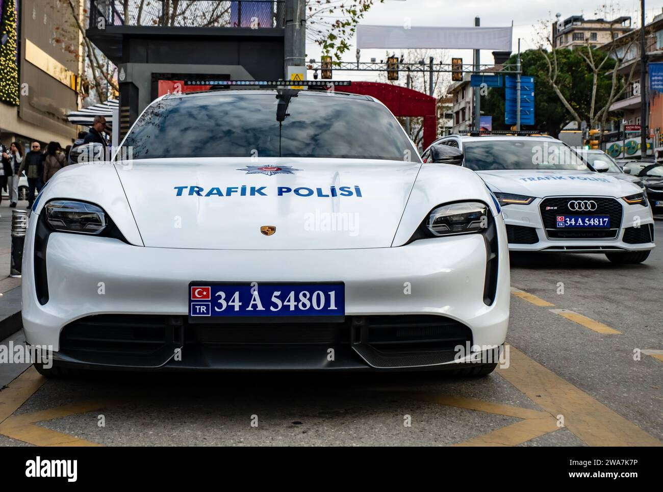 01 01 2024 Bagdat Straße Kadikoy Istanbul Porsche Taycan Turbo S und ...
